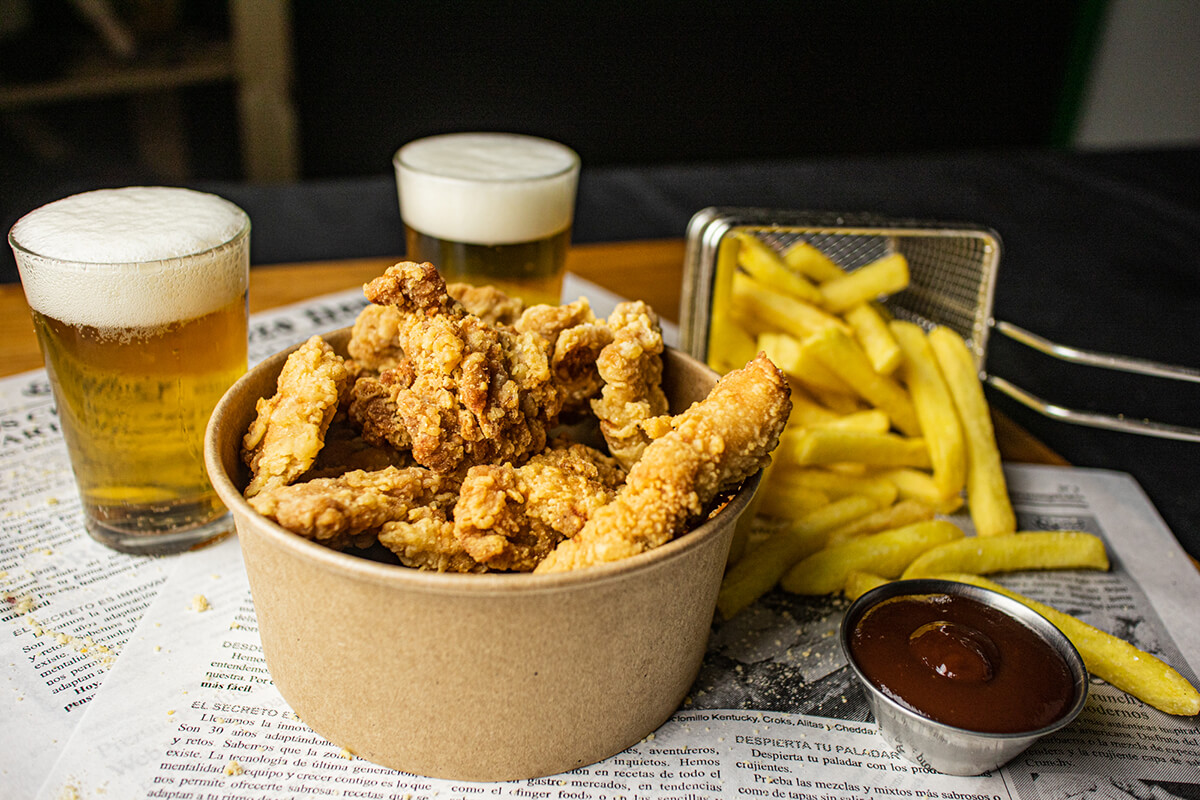 Cubo de pollo estilo 'Kentucky', hecho para compartir - Hostel Club Fripozo